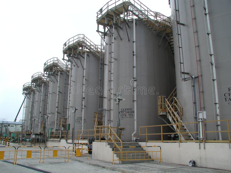 Enorme opslagtanks stock foto. Image of fabriek, chemisch - 180016