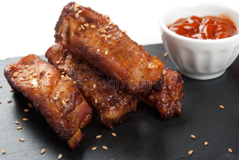 De Ribben Van Het Barbecuevarkensvlees Met Sesam Stock Foto - Image of ...