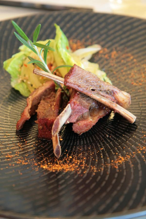 Lamsribben Gemarineerd Met Specerijen Die in Een Plaat Op Tafel Zijn ...