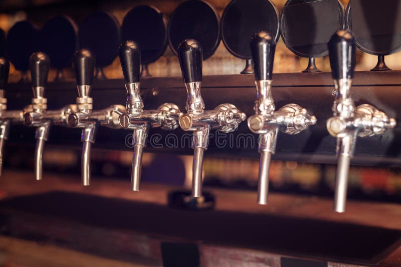 Rij Van Bierkranen In Een Bar Of Een Bar Stock Afbeelding - Afbeelding ...