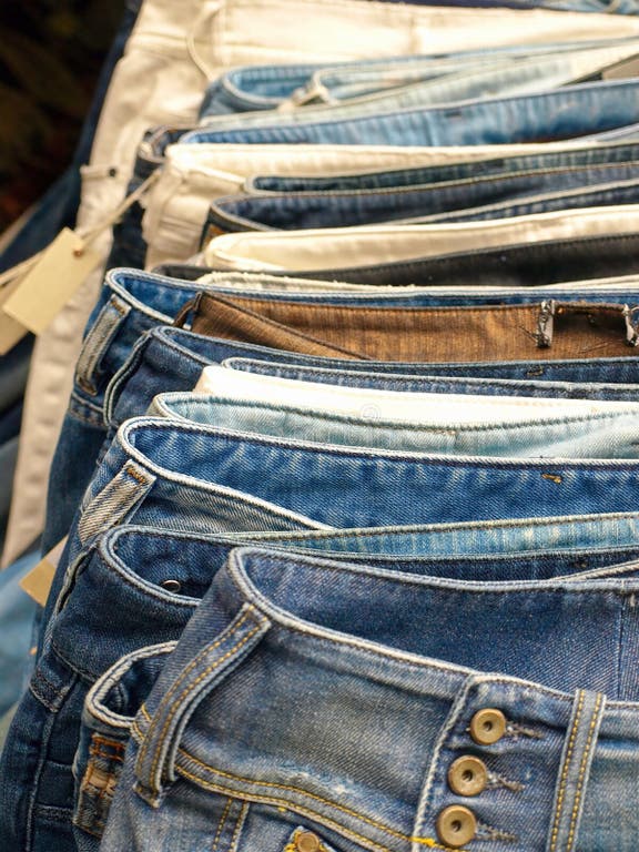 De rij van jeans stock foto. Image of hangen, schoonheid - 15317306
