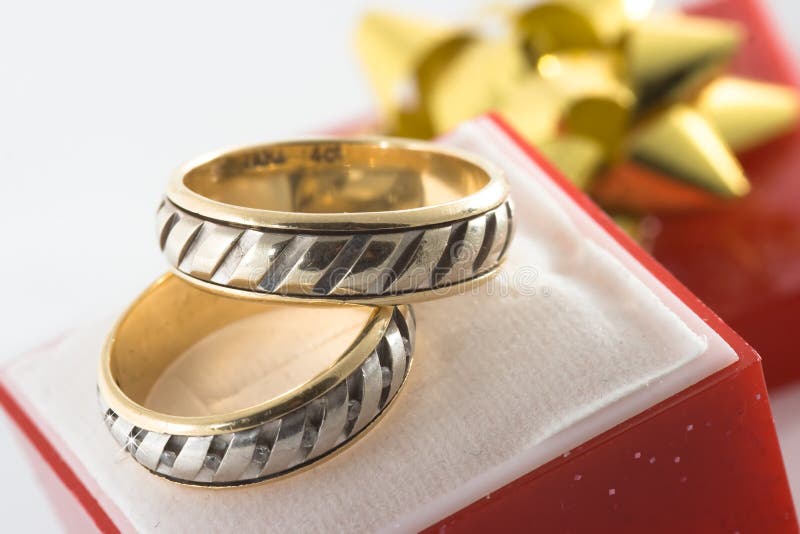 De Ringen Van De Gouden Bruiloft Stock Afbeelding - Image of viering ...