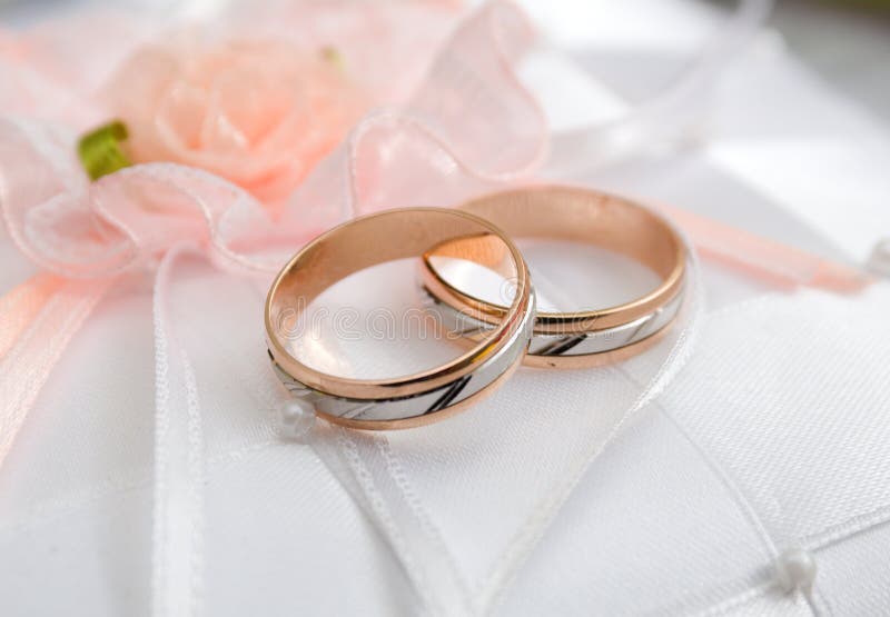 De Ringen Van De Gouden Bruiloft. Stock Foto - Image of karaat, cadeau ...