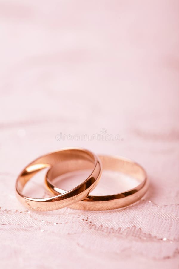 De Ringen Van De Gouden Bruiloft Stock Foto - Image of goud, juwelen ...