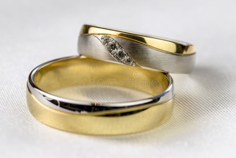 De Ringen Van De Gouden Bruiloft Stock Afbeelding - Image of ...