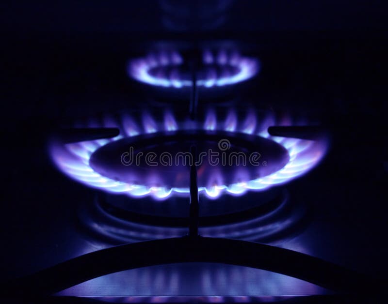 Gasfornuis met gele vlam stock afbeelding. Image of gevaar - 18715279