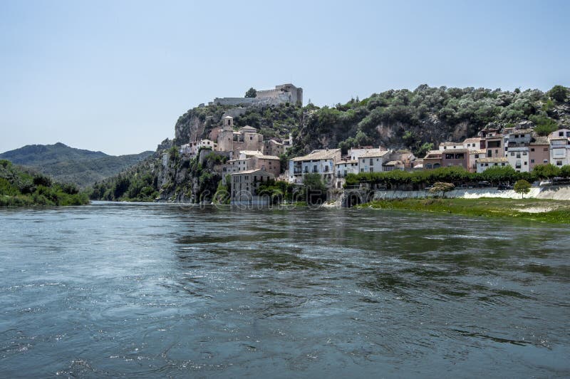 De Rivier Ebro Met De Mensen Van Miravet Stock Afbeelding - Image of ...