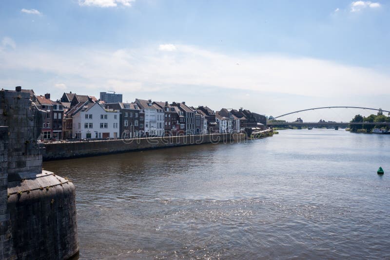 De Rivier Maas Met Het Silhouet Van De Kerken Van Maastricht Stock Foto ...