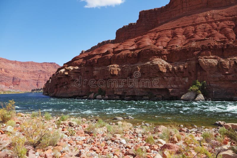 De Rivier Van Colorado in De Woestijn Stock Afbeelding - Image of ...