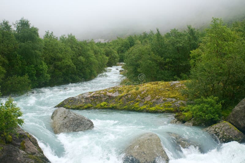 Gletsjerrivier in de mist stock foto. Image of wolk, niemand - 26003290