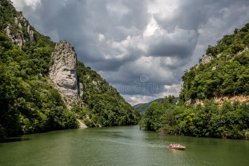 De Rivier Van Donau | Decebalus Rex Redactionele Stock Afbeelding ...
