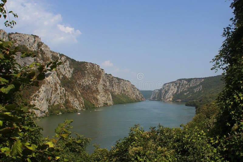 De Rivier Van Donau in Roemenië Stock Afbeelding - Image of bergen ...