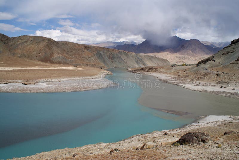 De Rivier Van Indus in Himalayagebergte Stock Afbeelding - Image of ...