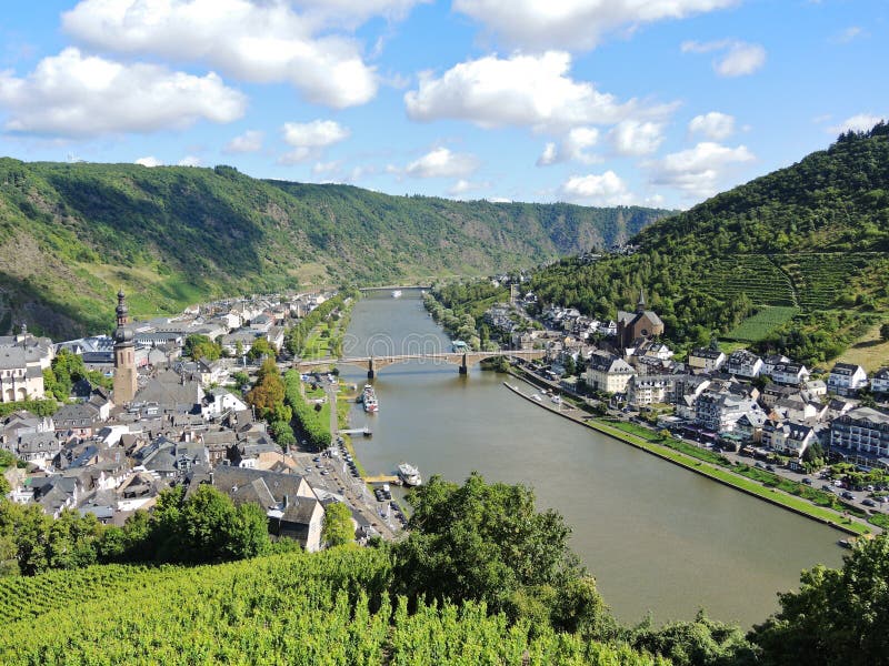 De Stad Cochem in Duitsland Op De Rivier Moselle Met Het Kasteel Van ...