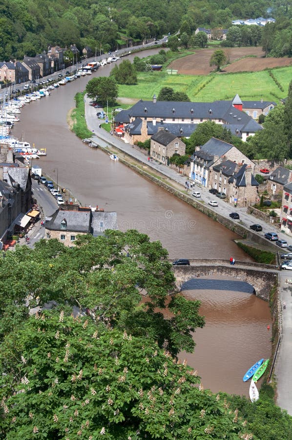 De Rivier Van Rance in Dinan, Frankrijk Stock Afbeelding - Image of ...