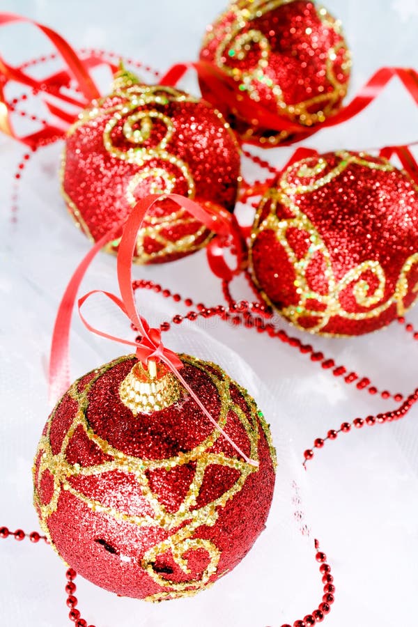 De Rode Ballen Van Kerstmis Stock Afbeelding - Image of versiering ...