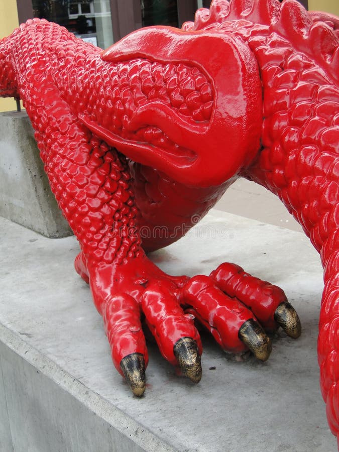 De Rode Draak Beklimt Een Straatlantaarn Stock Afbeelding - Image of ...