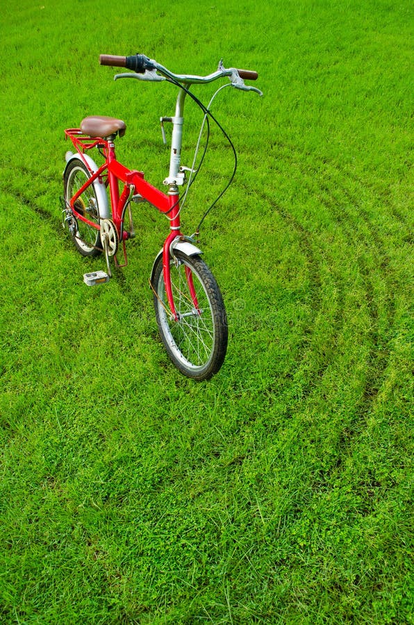 De rode fiets op het gras stock afbeelding. Image of fiets - 21606217