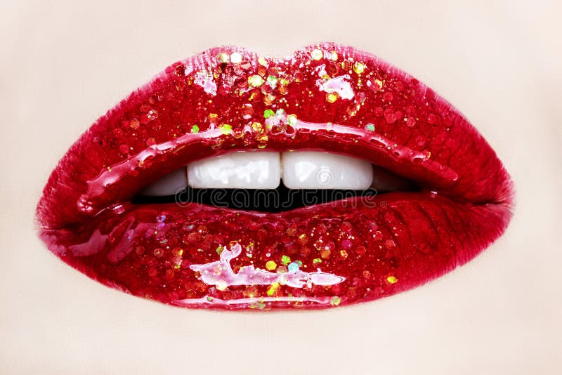 De Rode Lippen Sluiten Omhoog Stock Afbeelding - Image of kleur, leuk ...