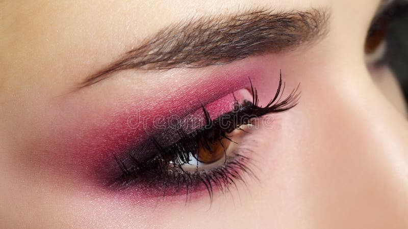 De Rode Make-up Van Het Oog. Stock Afbeelding - Image of mooi, zwepen ...