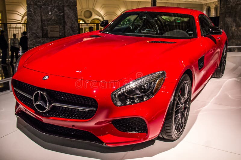 De Rode Mercedes-auto Op Luxeauto Toont Redactionele Stock Afbeelding ...