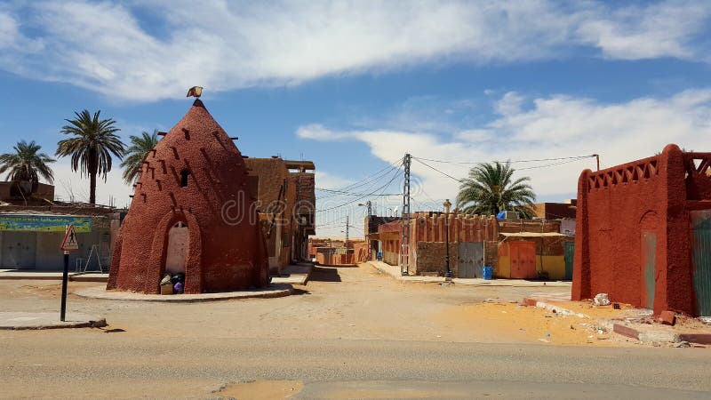 De rode stad van timimoun stock afbeelding. Image of schouwspel - 96303523