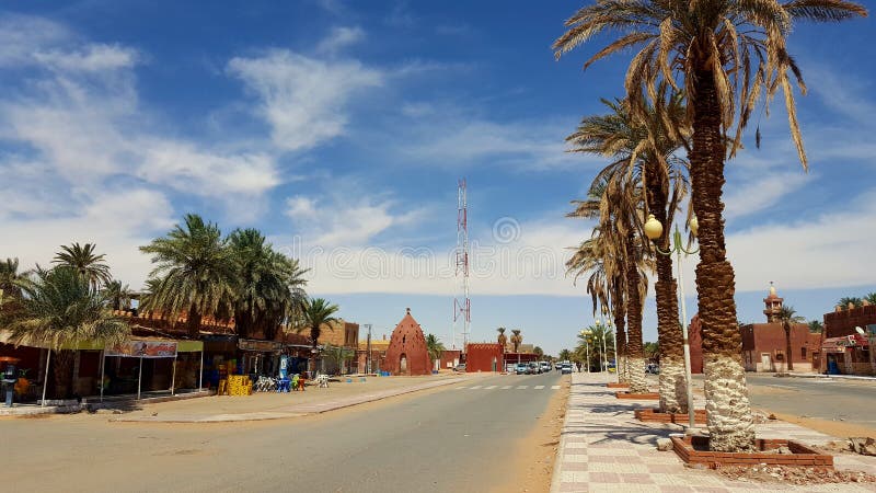 De rode stad van timimoun stock afbeelding. Image of schouwspel - 96303523