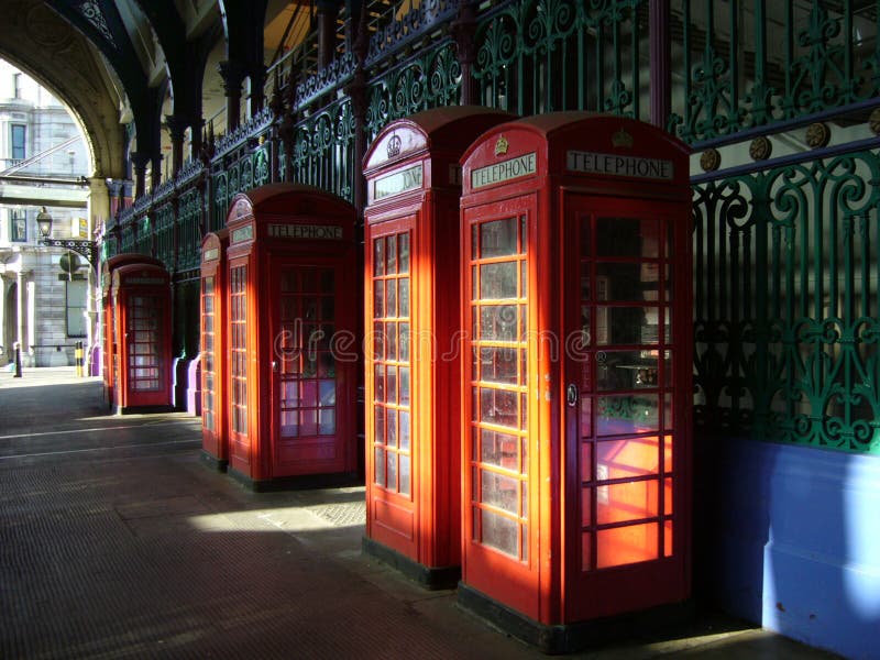 De Rode Telefoon Boothes Van Londen Stock Afbeelding - Image of ...