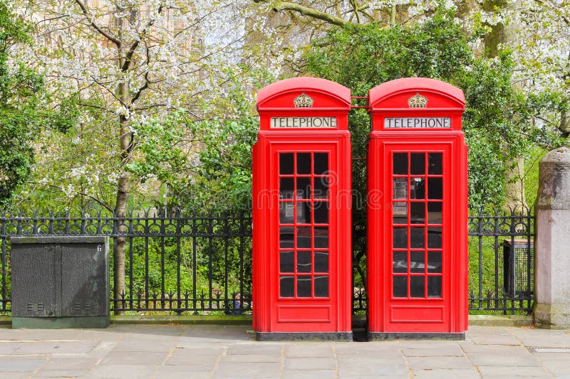 Traditionele Rode Telefooncel in Londen, Engeland Stock Afbeelding ...