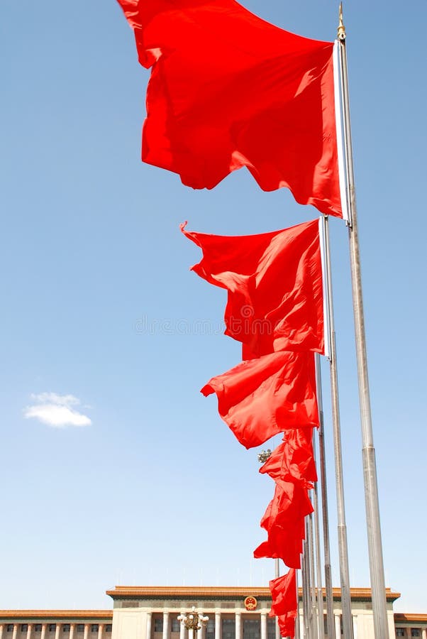 Rode vlaggen, gele sterren stock foto. Image of stof, blauw - 2347104