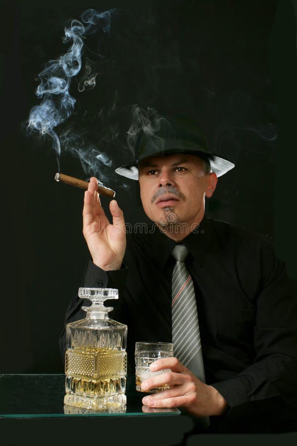 De Rokende Sigaar Van De Mens Stock Foto - Image of schots, rijkdom ...