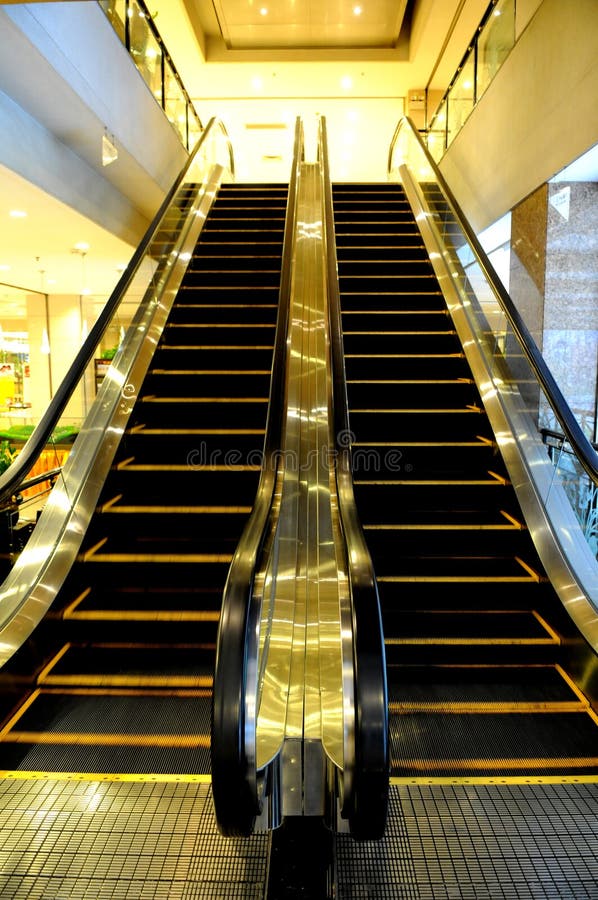 De roltrap stock afbeelding. Image of luxe, binnen, gebouw - 5132537