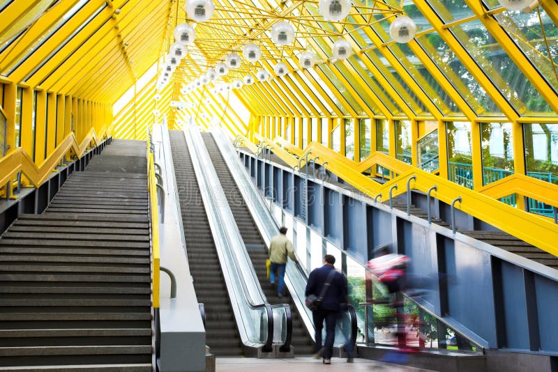 Bewegende Roltrappen En Trappen Stock Afbeelding - Image of ...