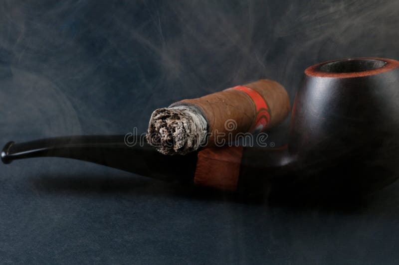 De Rook En De Pijp Van De Sigaar Stock Afbeelding - Image of ontspan ...