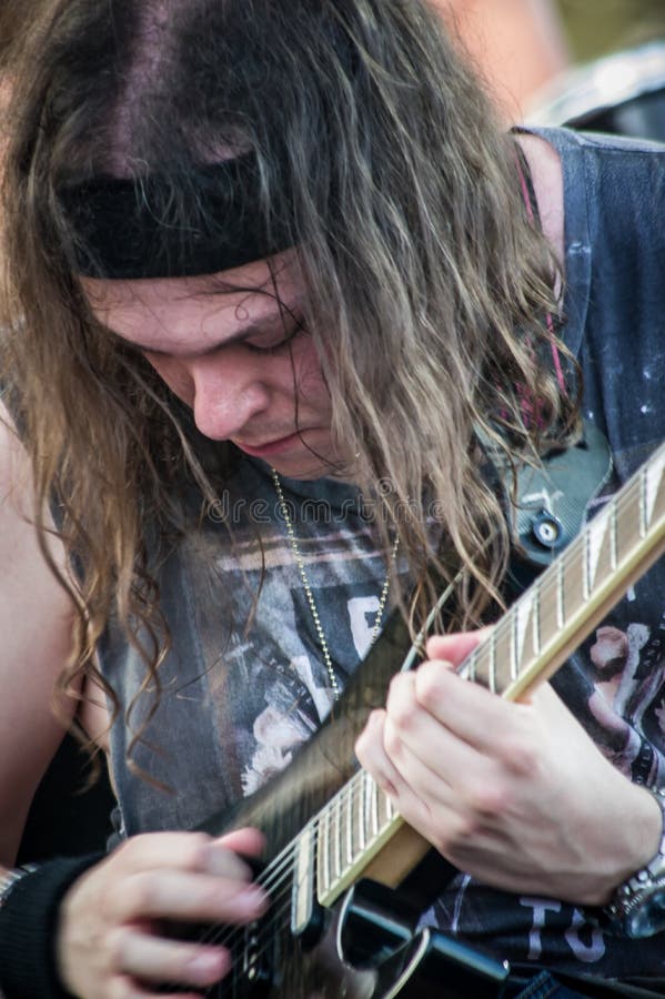 De Rots Toont Levend in Italië Redactionele Fotografie - Image of ...