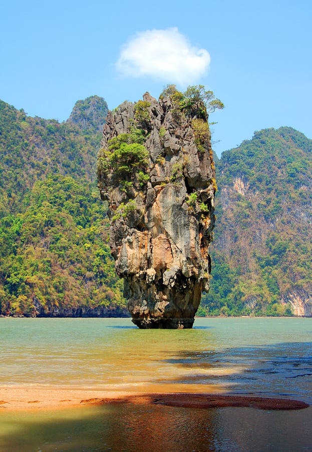 De Rots Van James Bond in Thailand Stock Foto - Image of berg, band ...