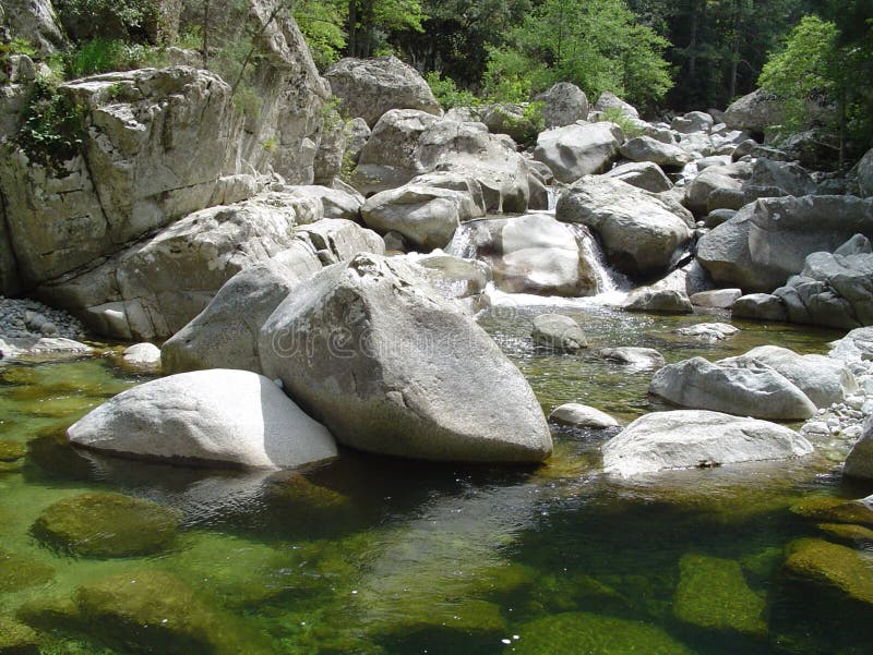 Onderwater rotsen stock foto. Image of scherp, zeer, rotsen - 11327148