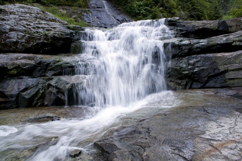 De Rotsen Van De Watervallenwaterval Stock Foto - Image of berg ...