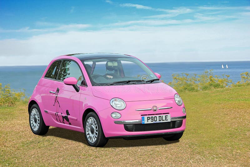 De Roze Auto Van De Toestemmingspoedel Redactionele Foto - Image of ...