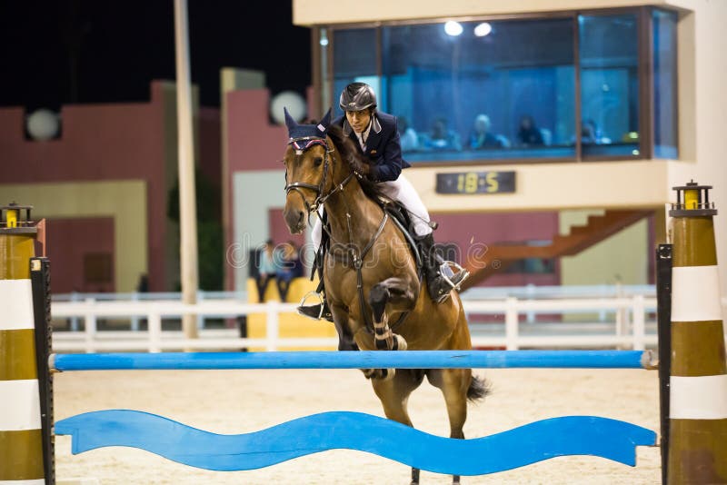 De Ruiter Concurreert in Paard Springend Toont Redactionele Stock Foto ...
