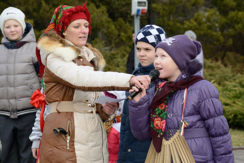 De Russische Mensen Vieren Maslenitsa Redactionele Fotografie - Image ...