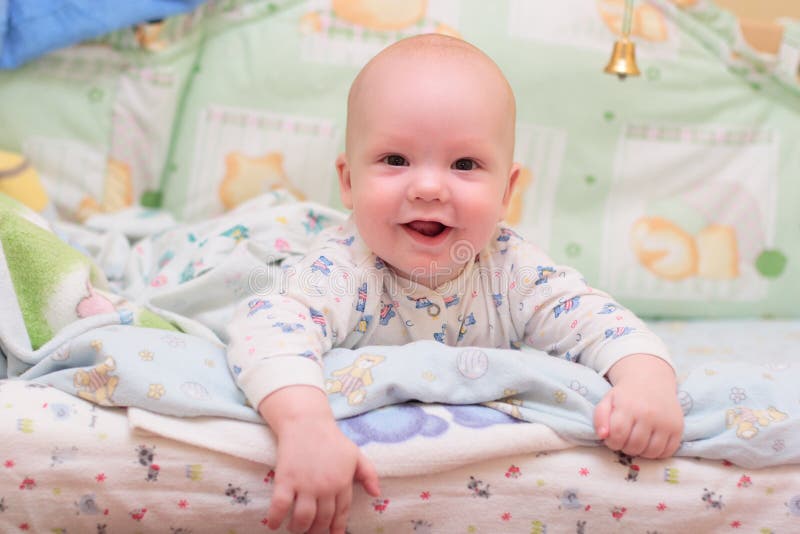 De Rust Van De Baby Op Bed En Bekijkt Camera Stock Foto - Image of ...