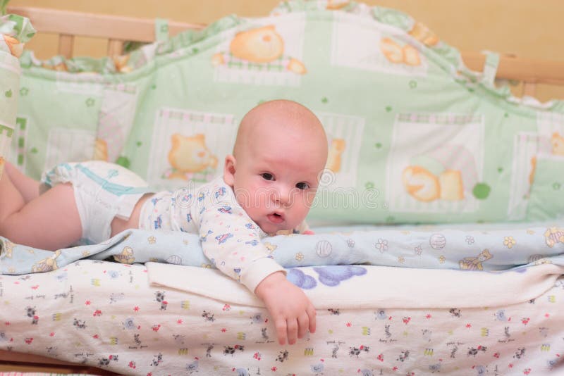De rust van de baby op bed stock foto. Image of ogen, deken - 4265936