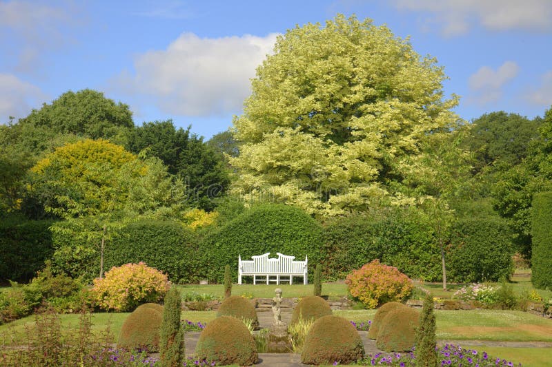 De Scène Van De Tuin Met Witte Bank Stock Foto - Image of geknipt ...