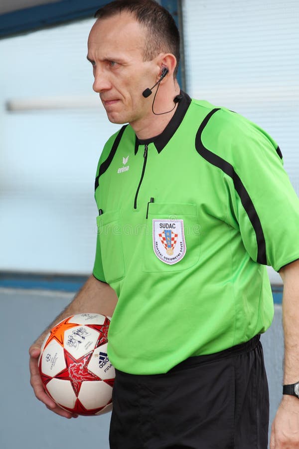 Het Besluit Van De Scheidsrechter Redactionele Afbeelding - Image of ...