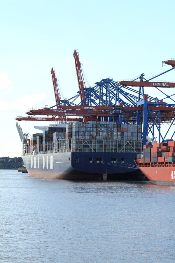 De Schepen Van De Container in Haven Stock Foto - Image of uitvoer ...