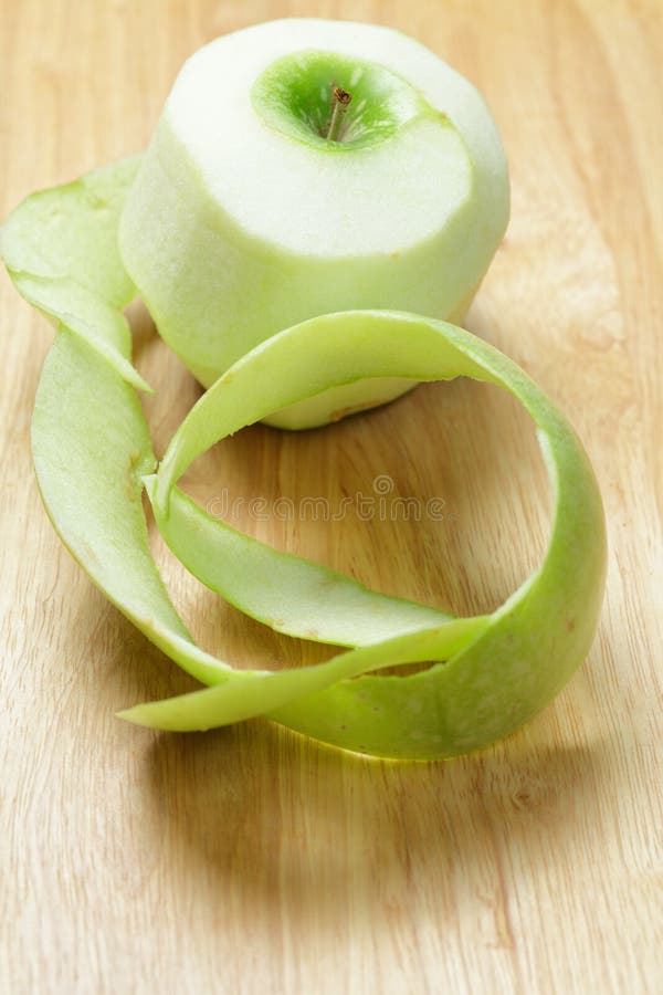 Rode appel en schil stock afbeelding. Image of appel - 29164891