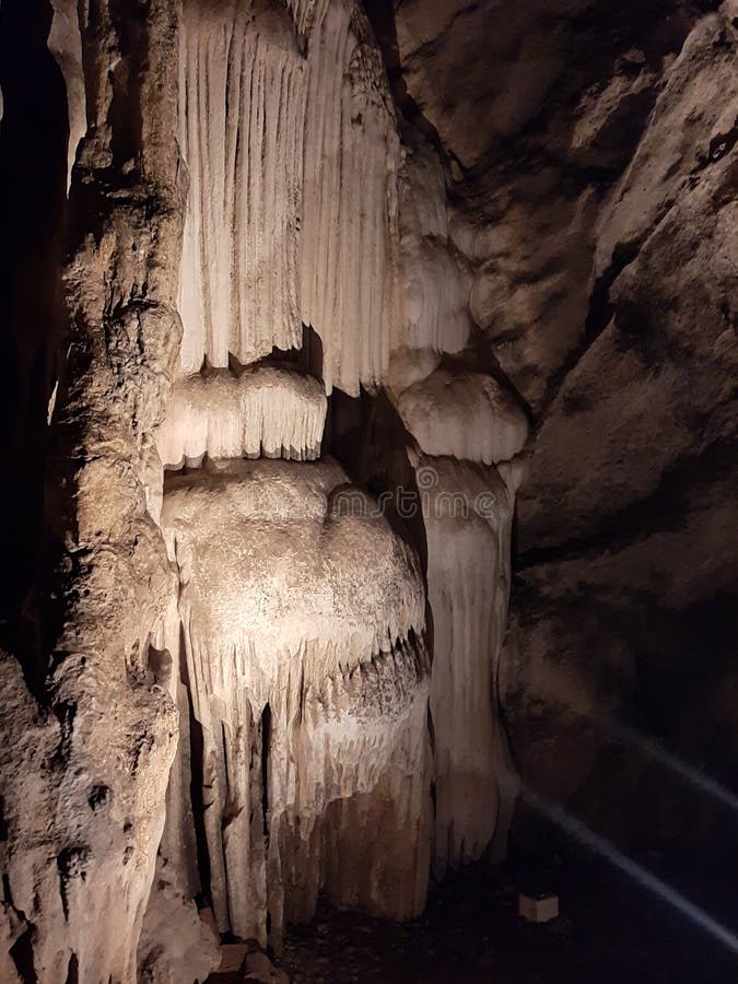 Stalactieten in het hol stock foto. Image of schoonheid - 22144844