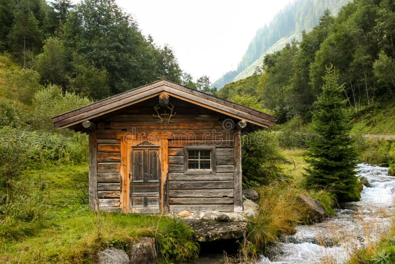 Jagershut in de bergen stock afbeelding. Image of alpen - 26736135