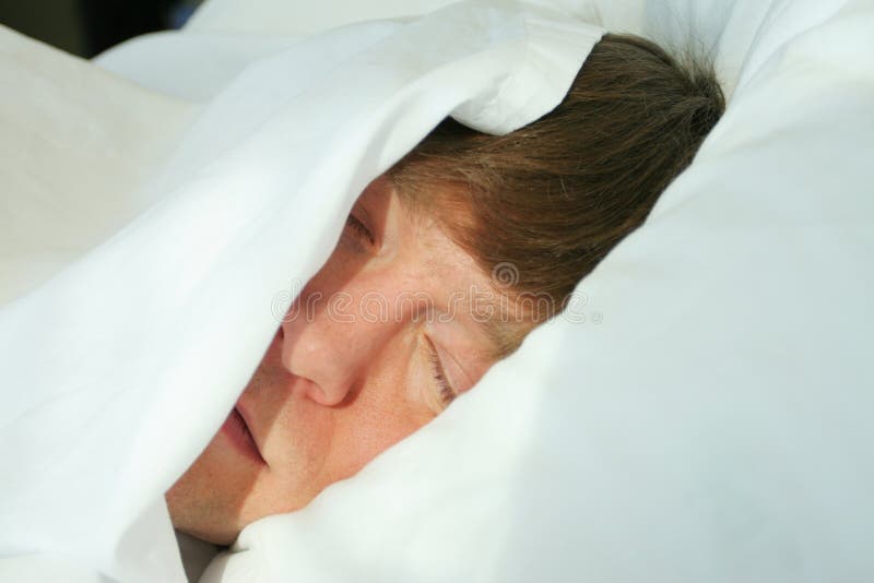 De slaap van de mens stock foto. Image of mens, veertig - 4376766